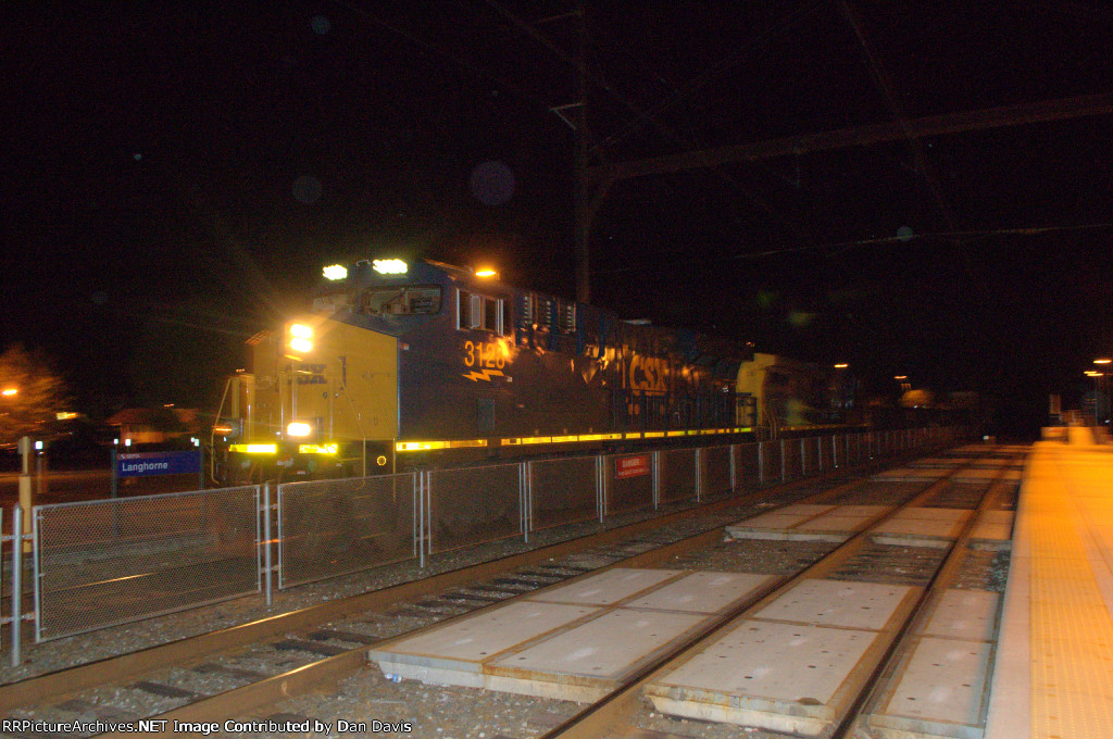 CSX ES44AH 3128 leads Q438